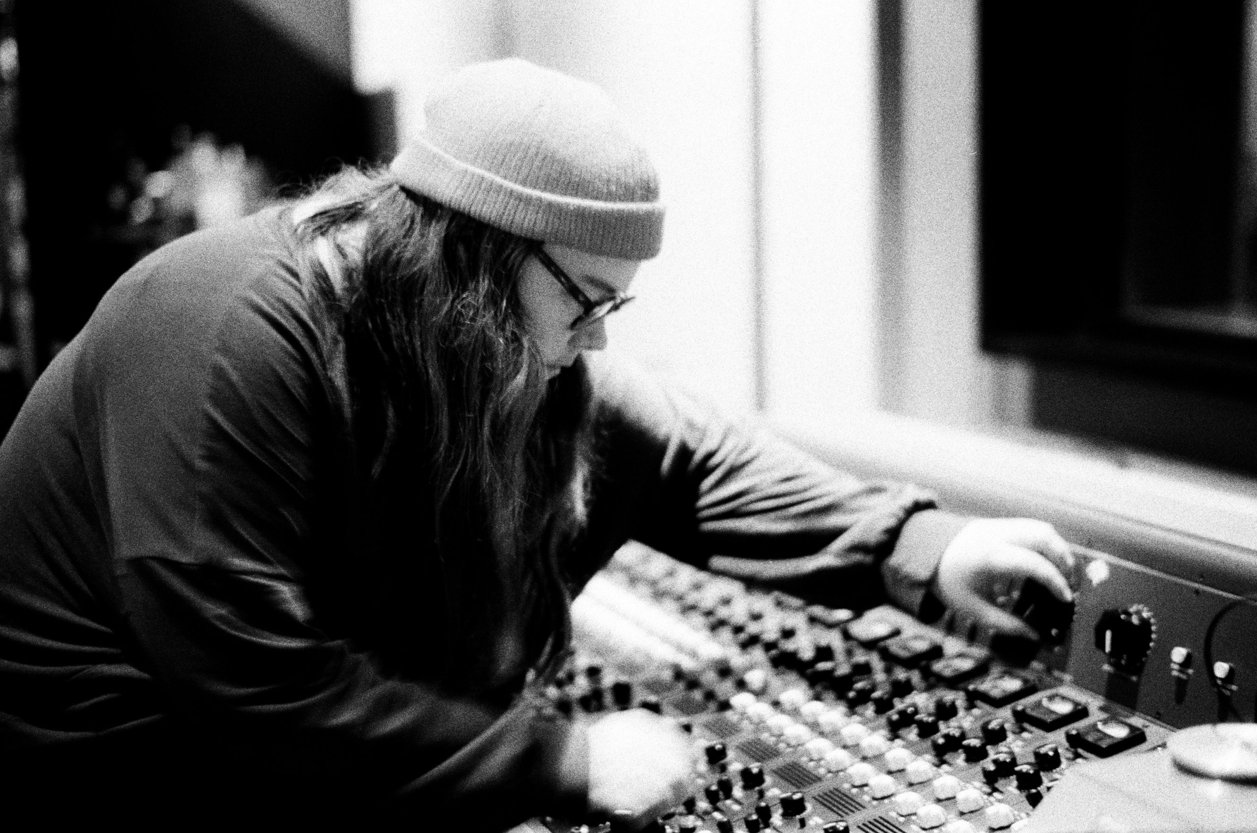 Emma-Jean Thackray announces 'Um Yang' & shares new video - Maxazine.com